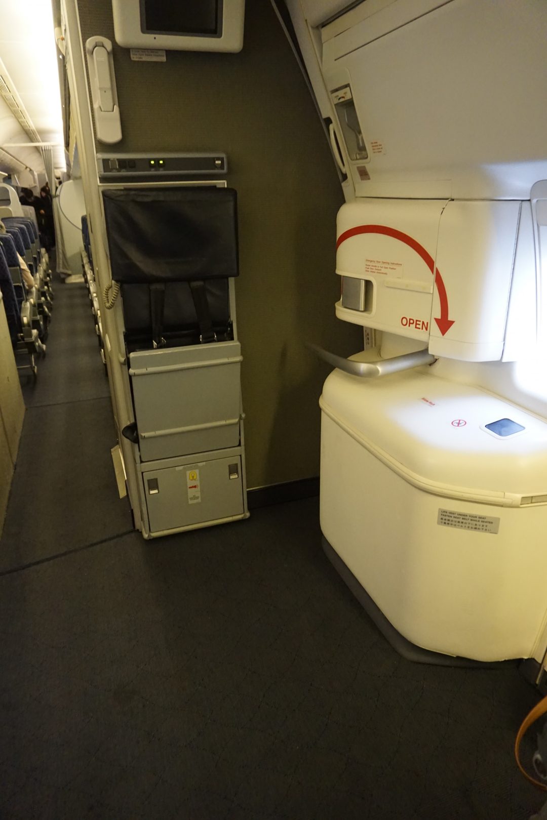 American Airliness 777-200 Main Cabin Bulkhead Row 31 – Benjamin J Travel